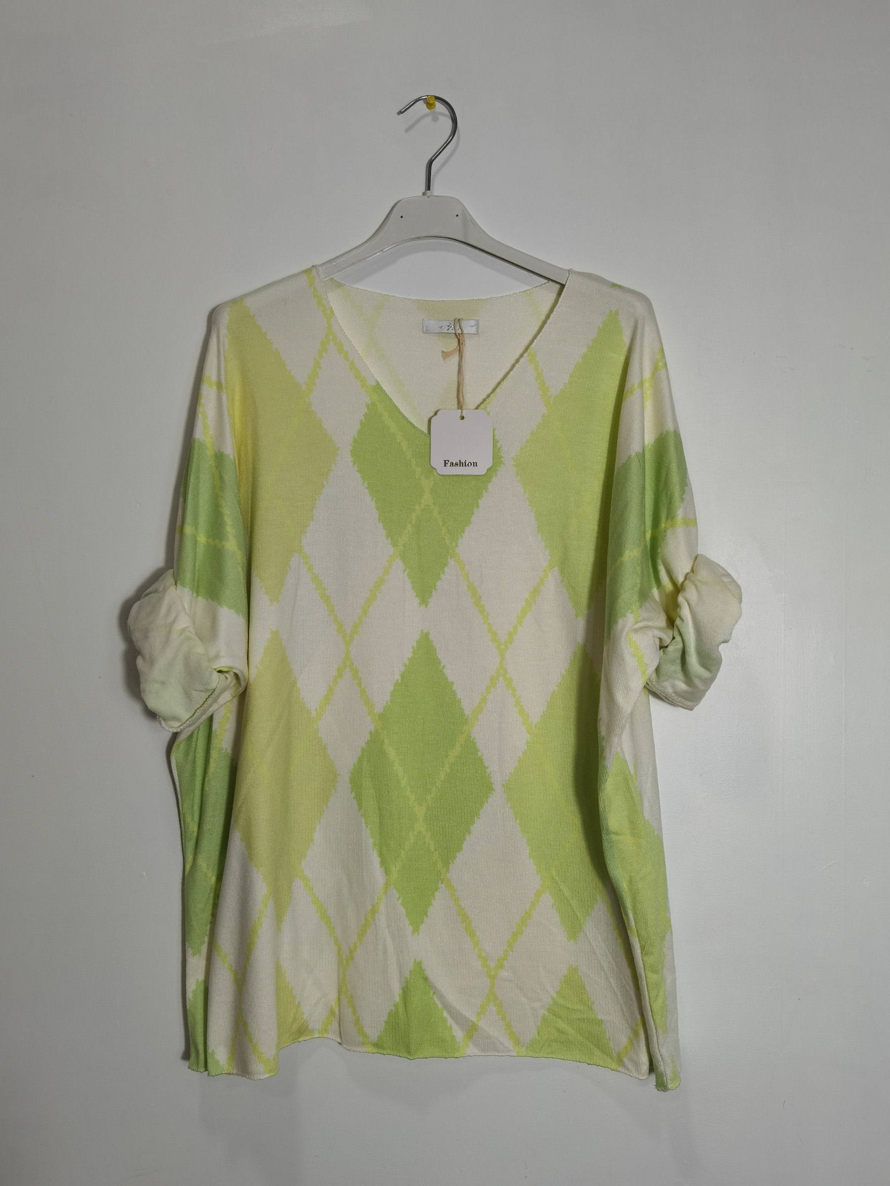 Pull en col V imprimé avec les motifs tendance de l'année. Taille ...