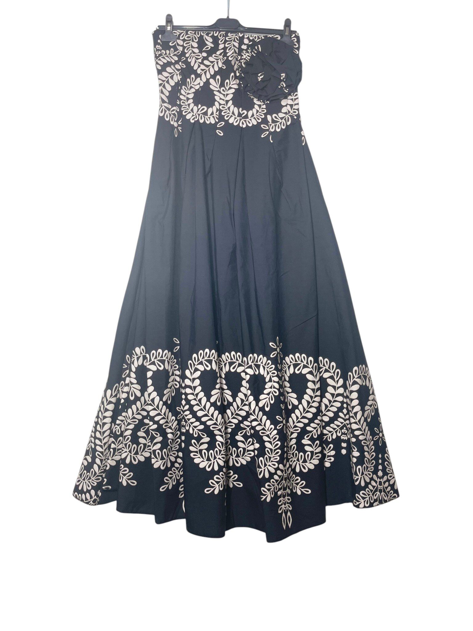 Strapless dress with darts and pink brooch | Paris Fashion Shops