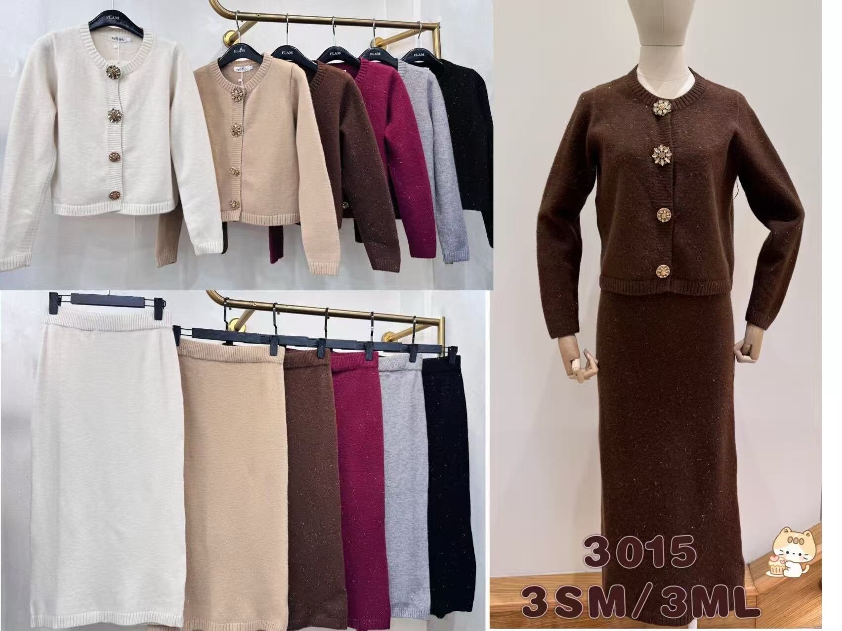 Ensemble jupe longue et gilet élégant avec boutons bijoux | Paris ...