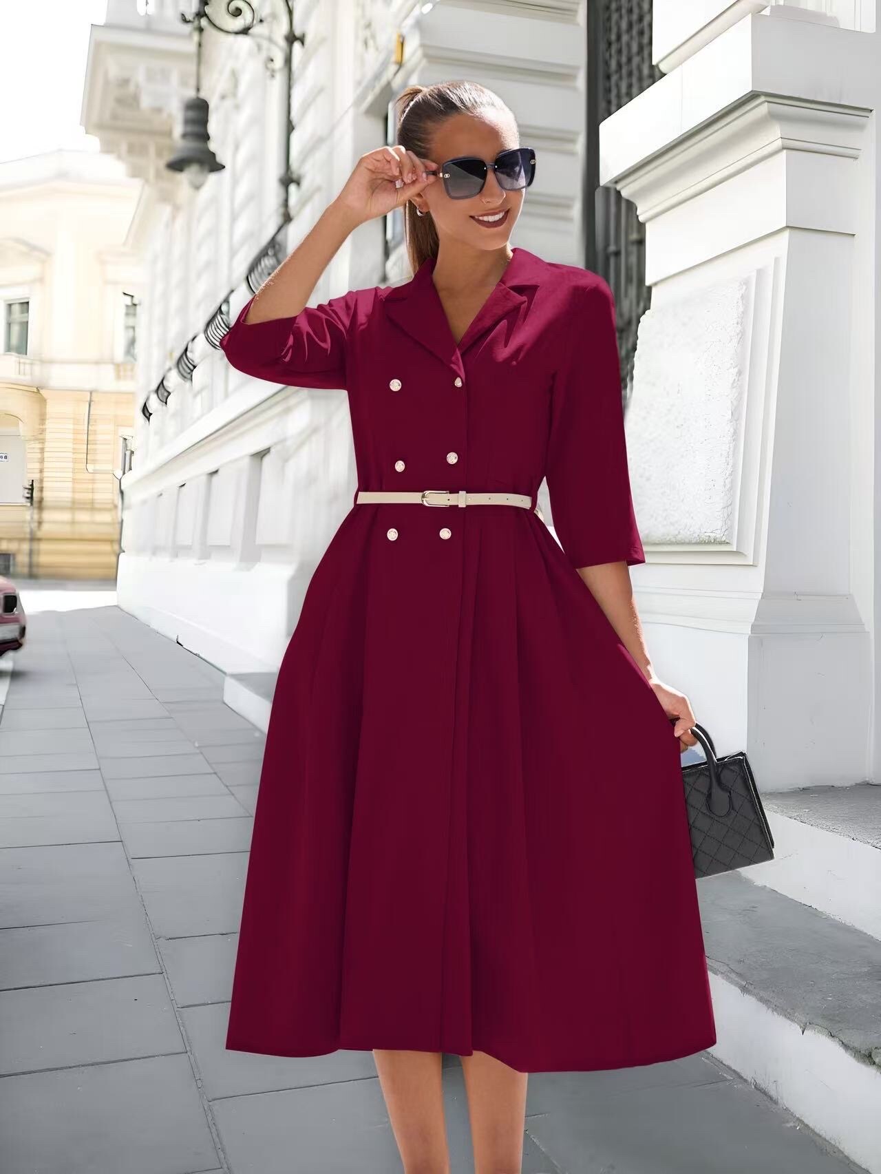 Kleid Mit Goldenen Knopfen