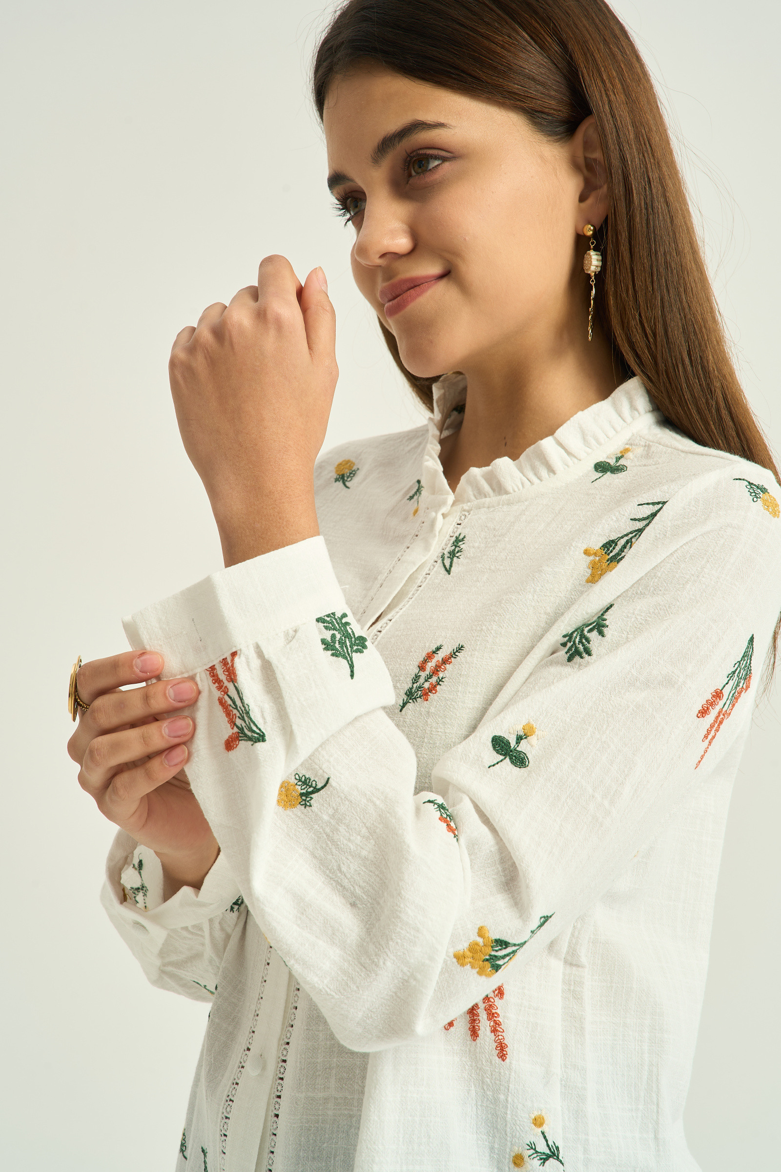 Chemisier fluide à broderies florales multicolores, col froufrou et ...