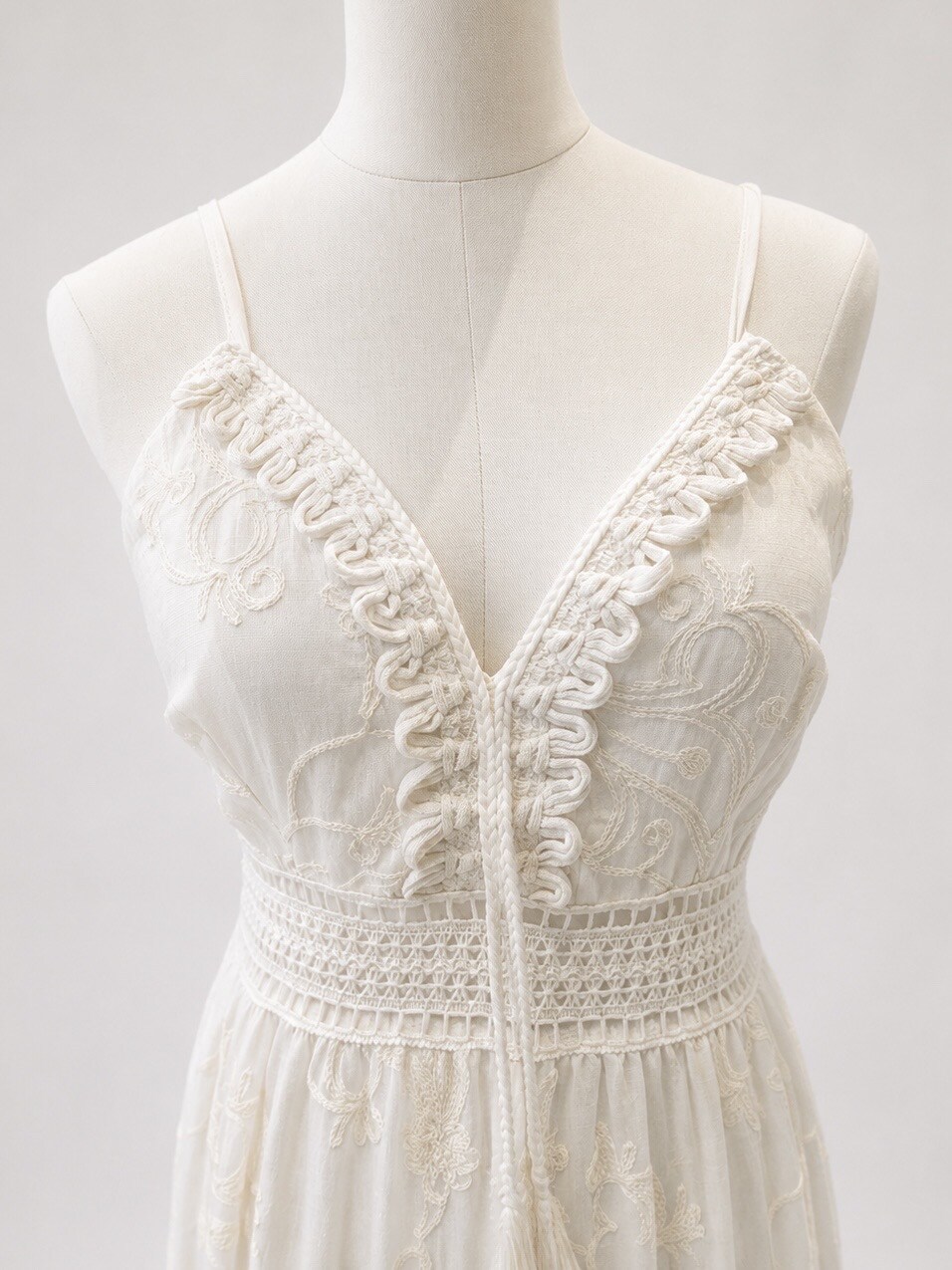 Robe longue bohème chic blanche avec broderies anglaise | Paris Fashion ...