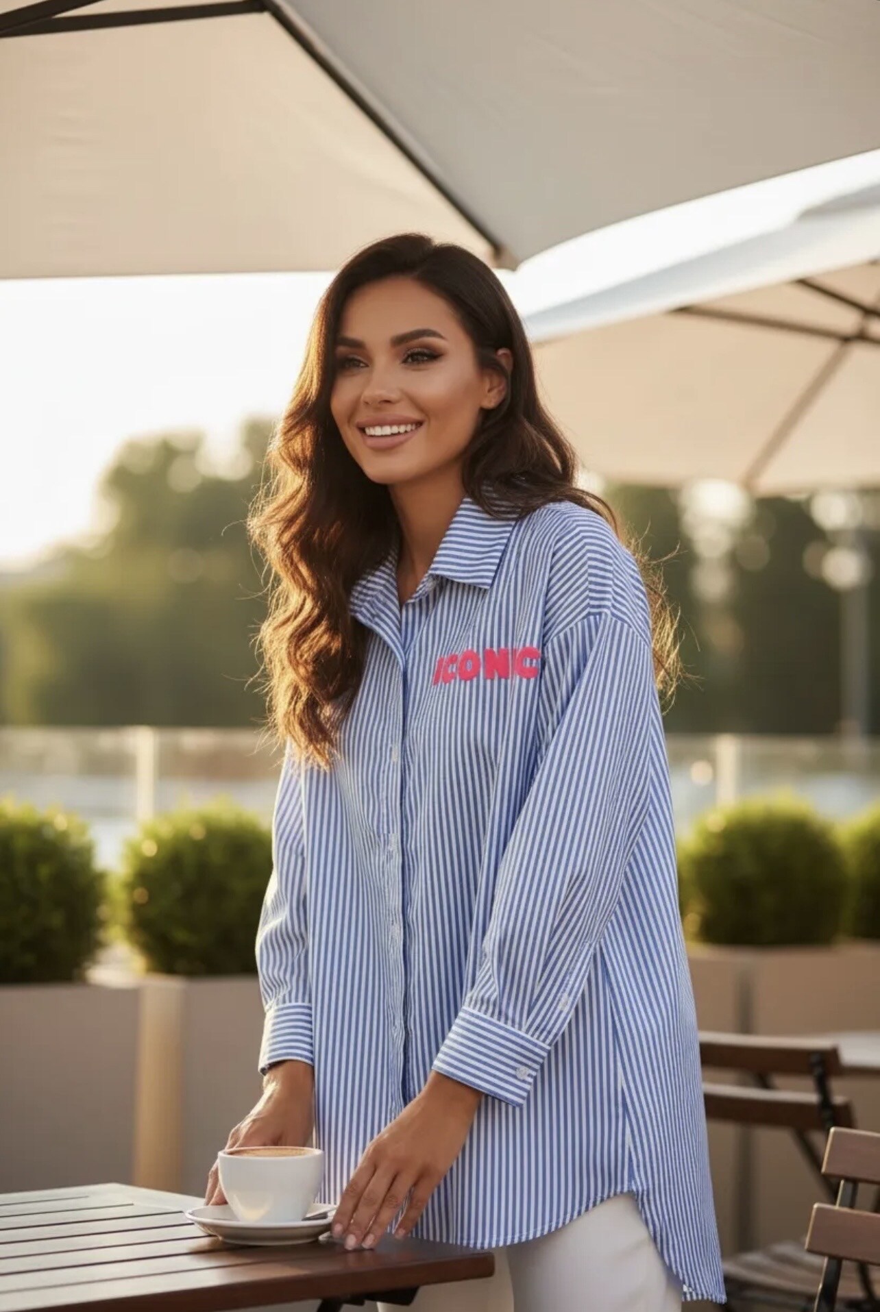 Chemise rayée oversize imprimé ICONIC devant et derrière | Paris ...