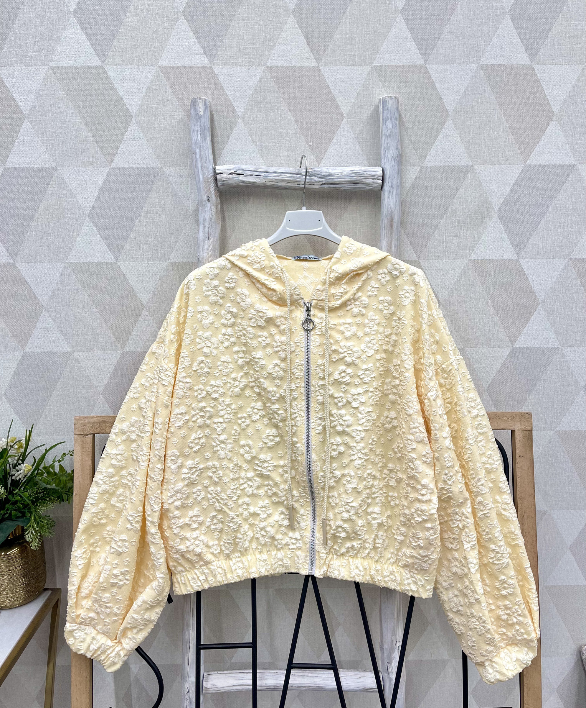 Veste courte avec fermeture éclair et motif floral 3D | Paris Fashion Shops