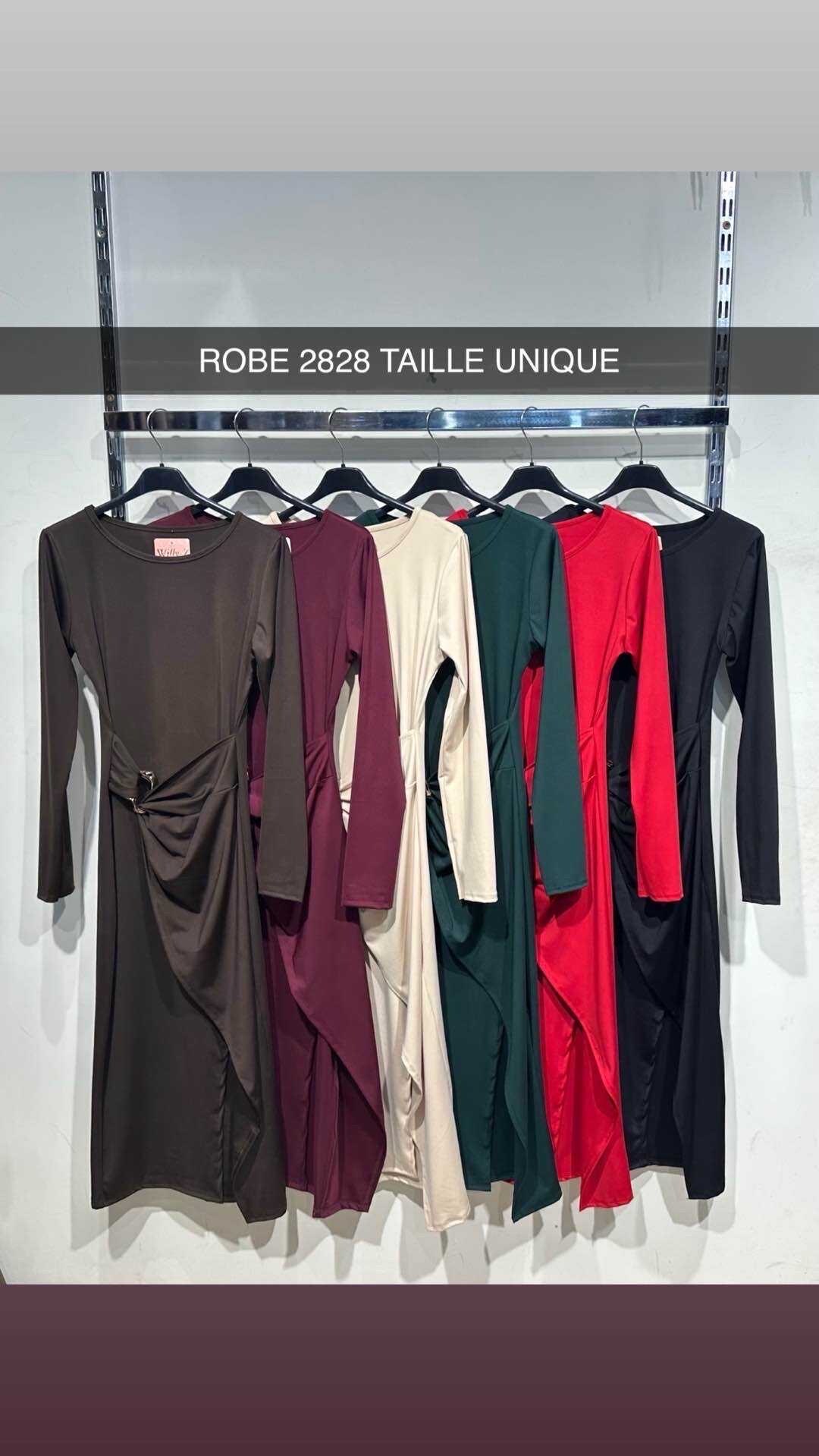 Robe moulante élégante à drapé et boucle métal | Paris Fashion Shops